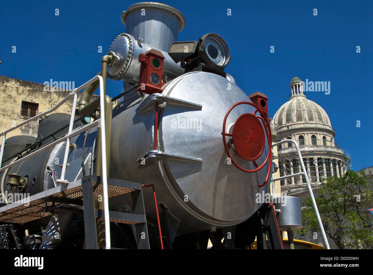 Havana train and Capitolio Stock Photo - Alamy