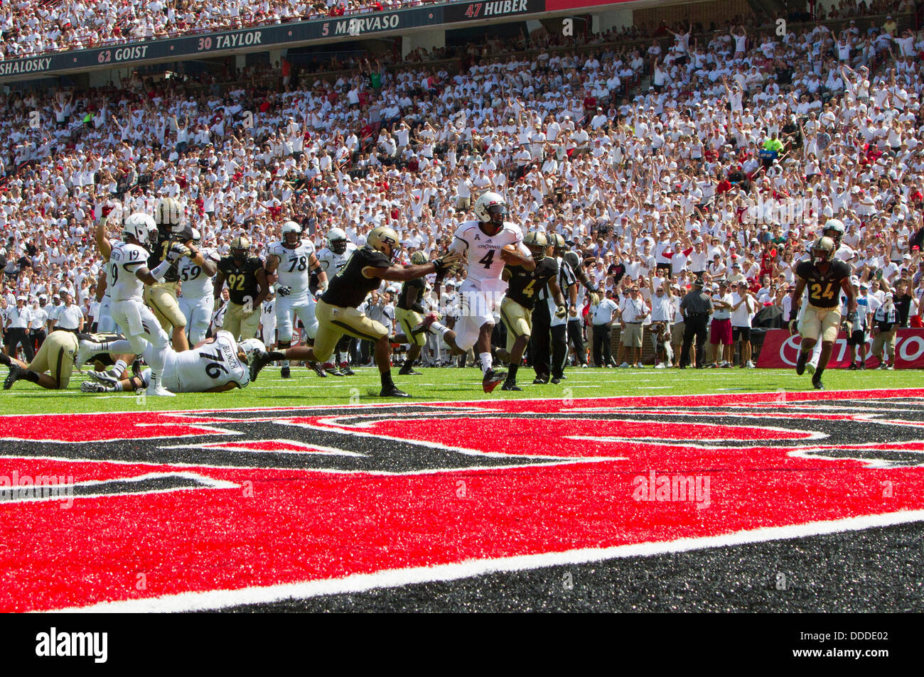Cincinnati, Ohio, USA. 31st Aug, 2013. Cincinnati Bearcats quarterback ...