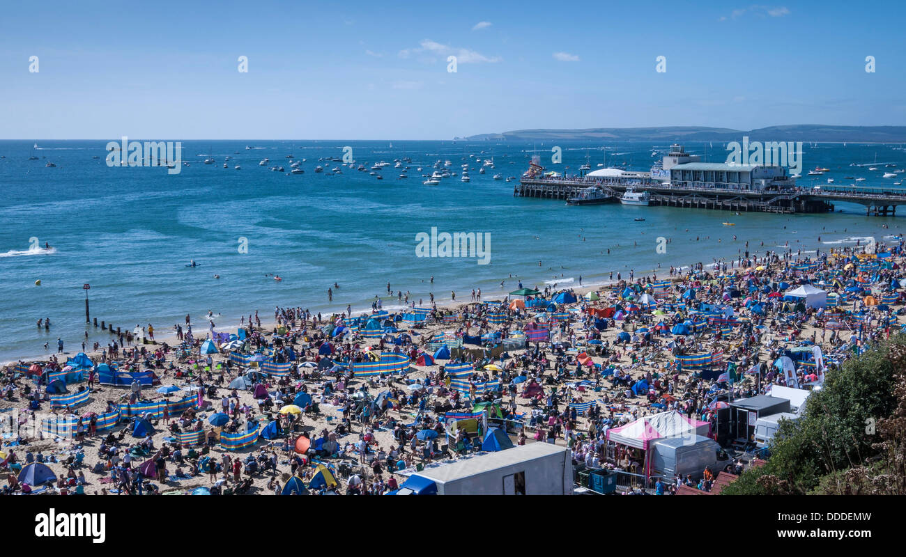 Beach crowded bournemouth seaside hi-res stock photography and images ...