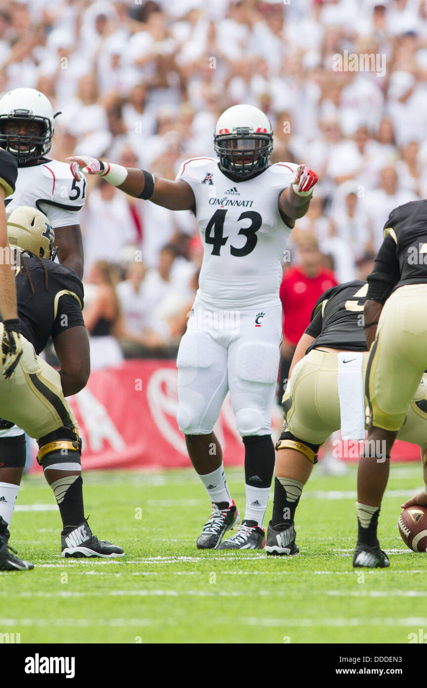 Cincinnati, Ohio, USA. 31st Aug, 2013. Cincinnati Bearcats linebacker ...