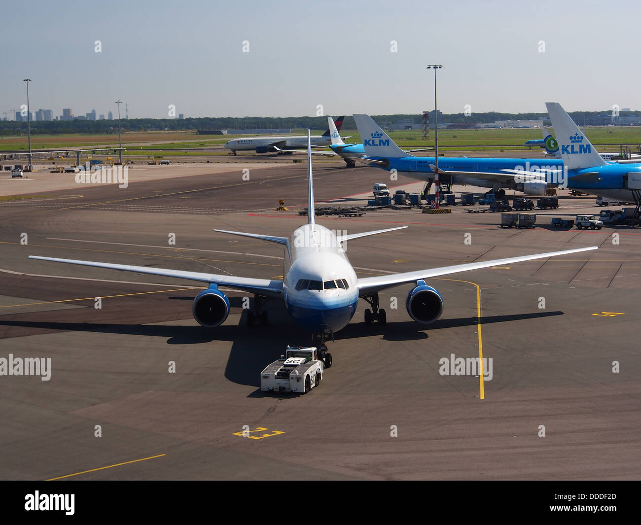 Boeing 767 flight deck hi-res stock photography and images - Alamy
