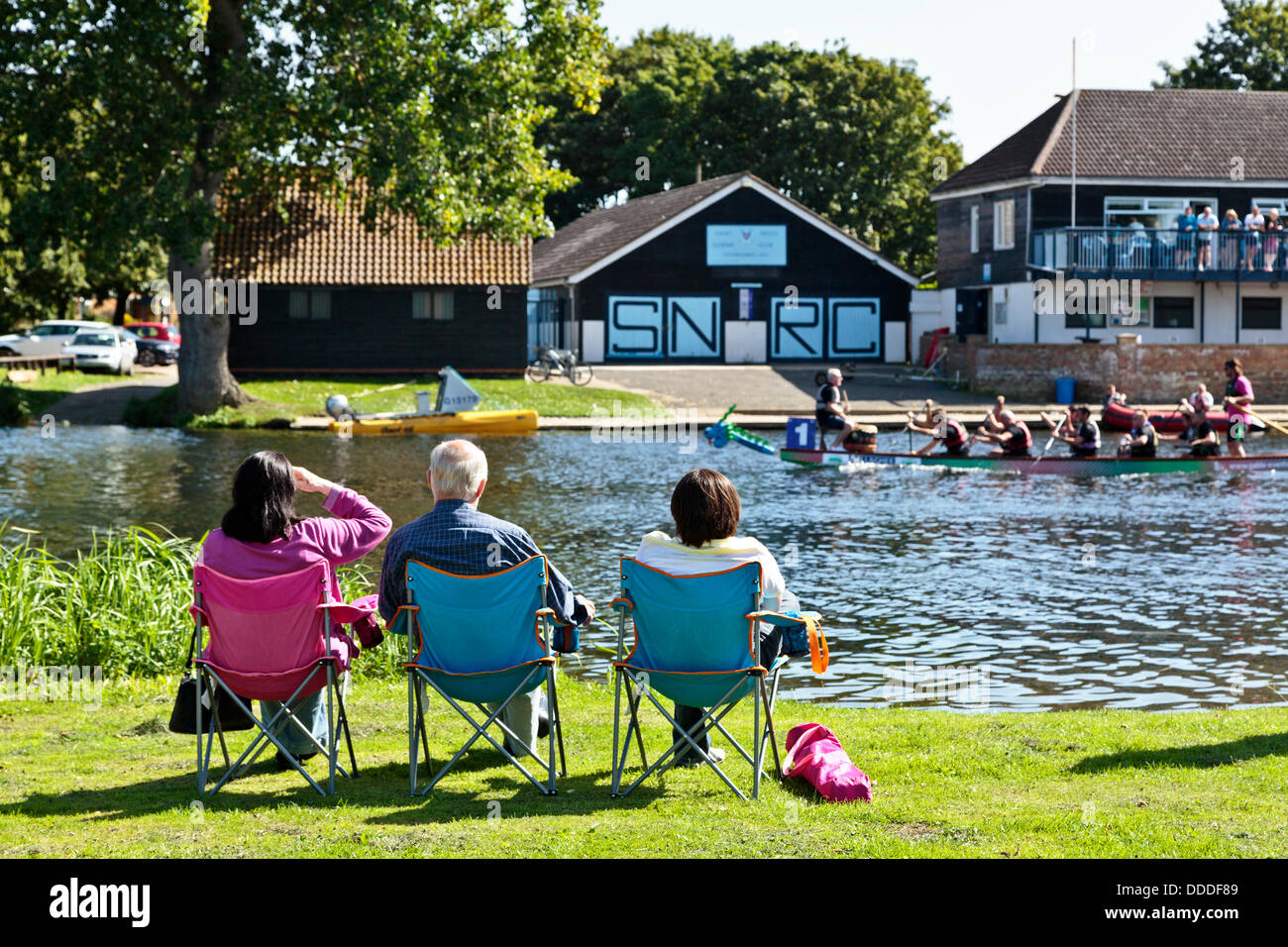 People watching dragon boat racing hi-res stock photography and images ...