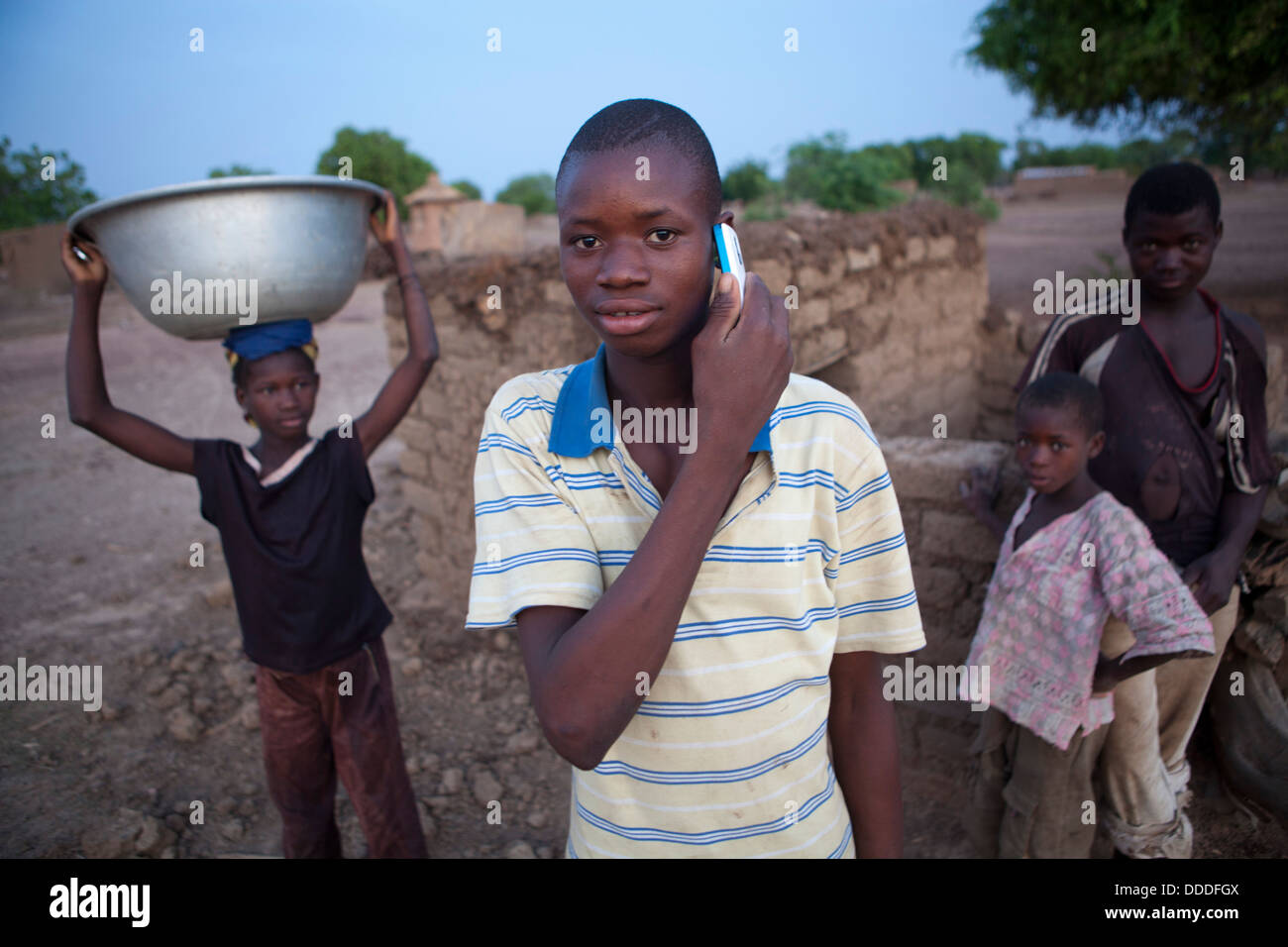Mobile phone africa rural hi-res stock photography and images - Alamy