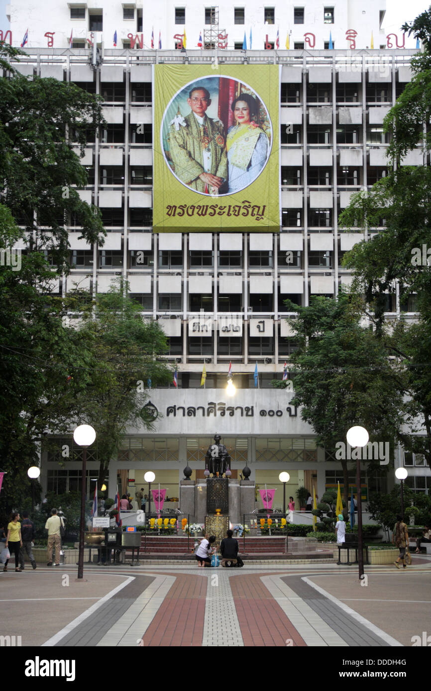 Siriraj hospital in Bangkok , Thailand Stock Photo - Alamy