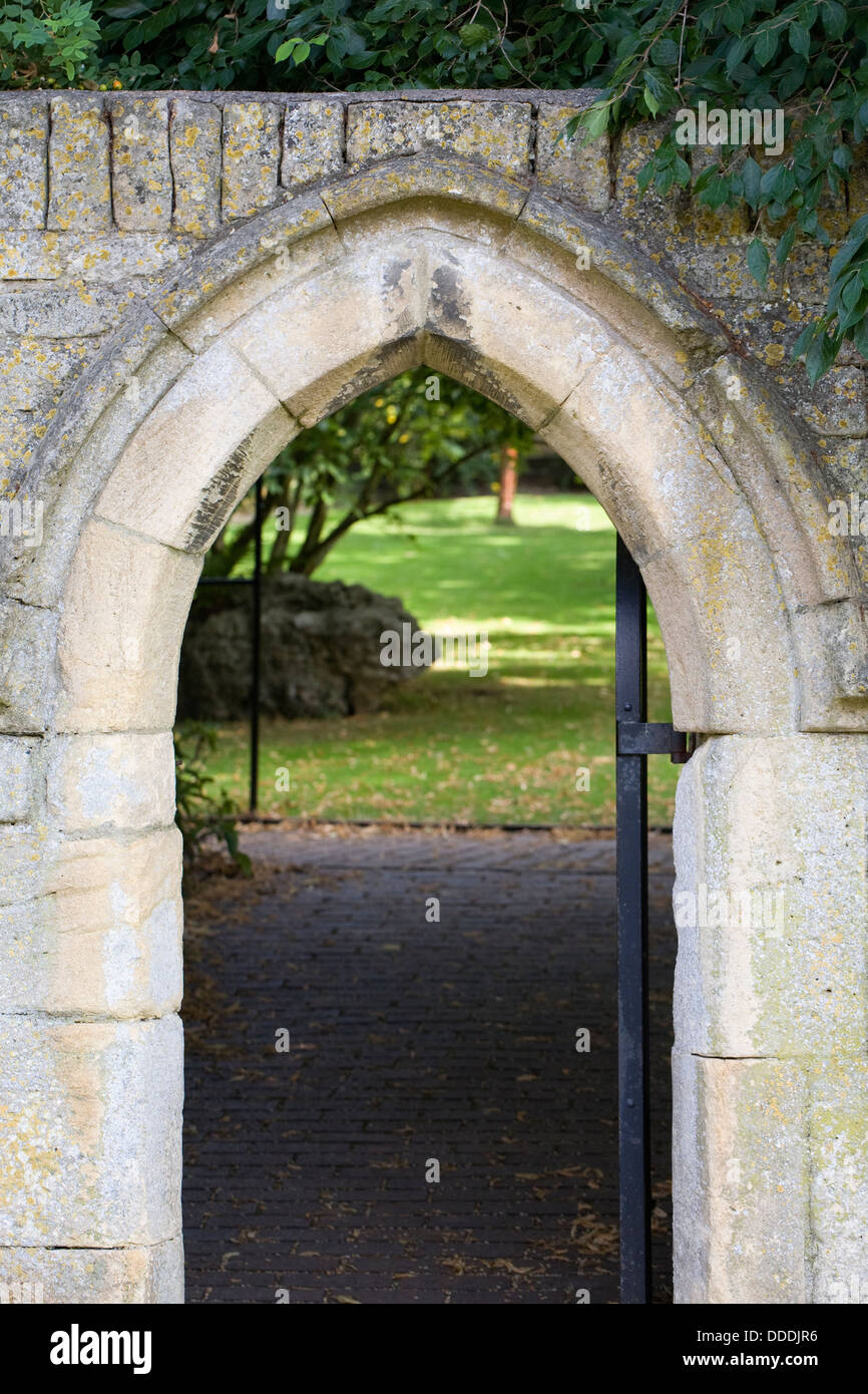 Archway garden england hi-res stock photography and images - Alamy