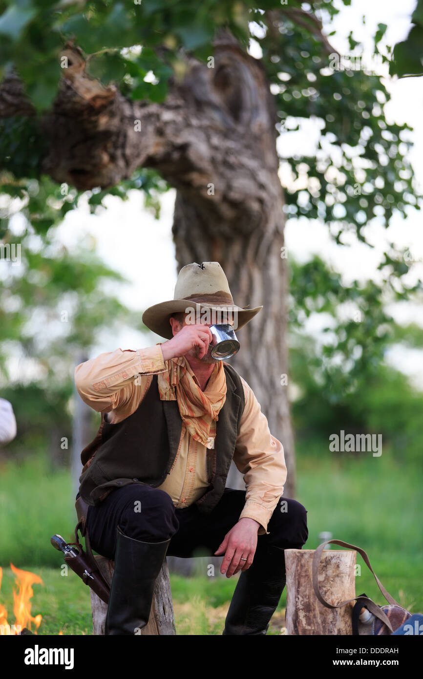 A cowboy preparing and eating breakfast at his campfire Stock Photo - Alamy