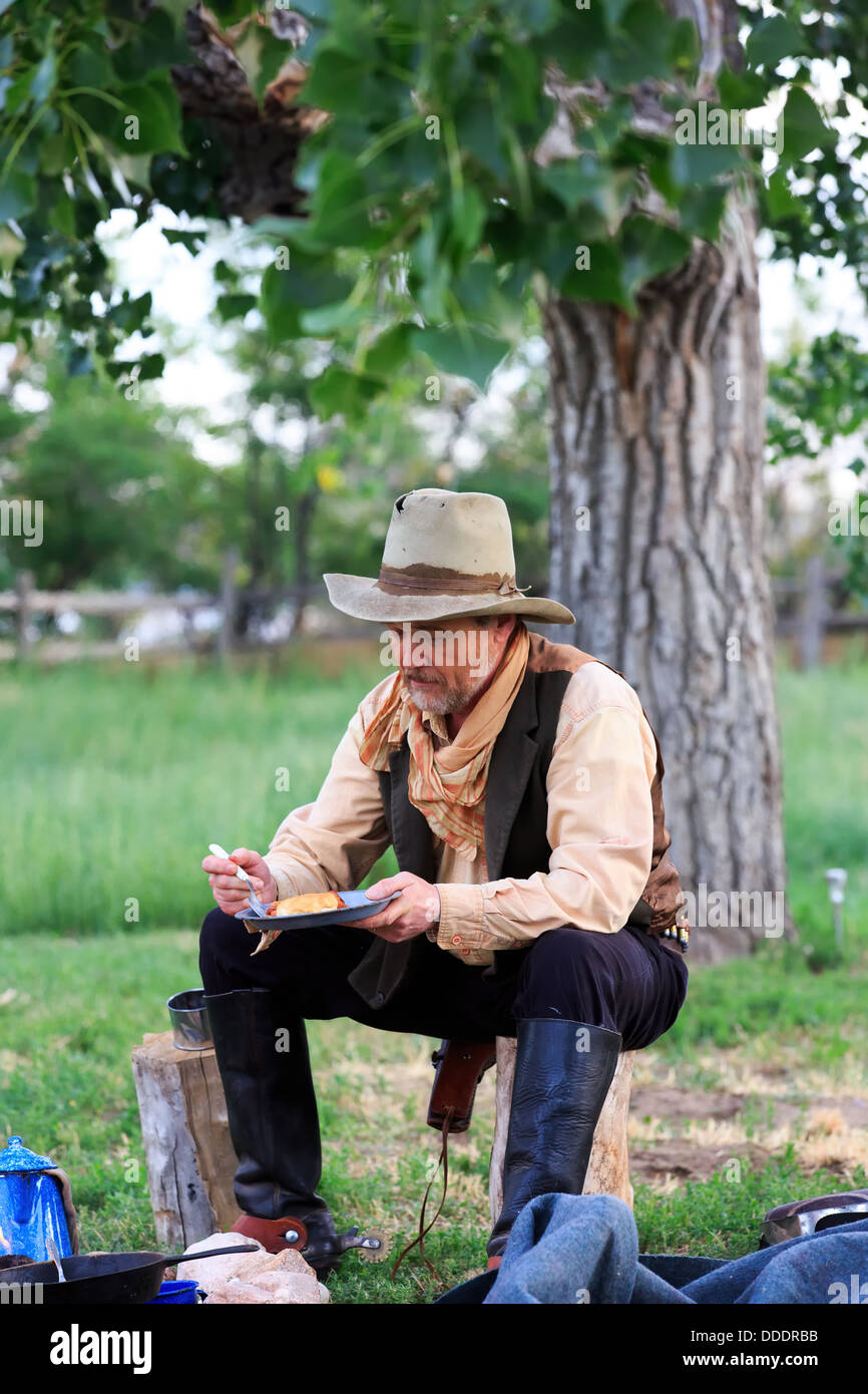 A cowboy preparing and eating breakfast at his campfire Stock Photo - Alamy