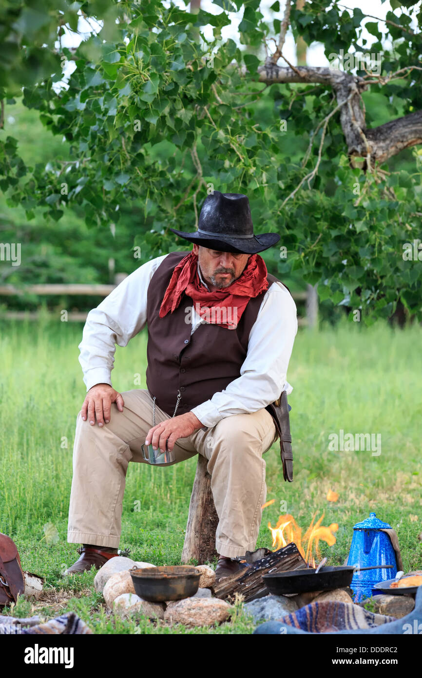 A cowboy preparing and eating breakfast at his campfire Stock Photo - Alamy