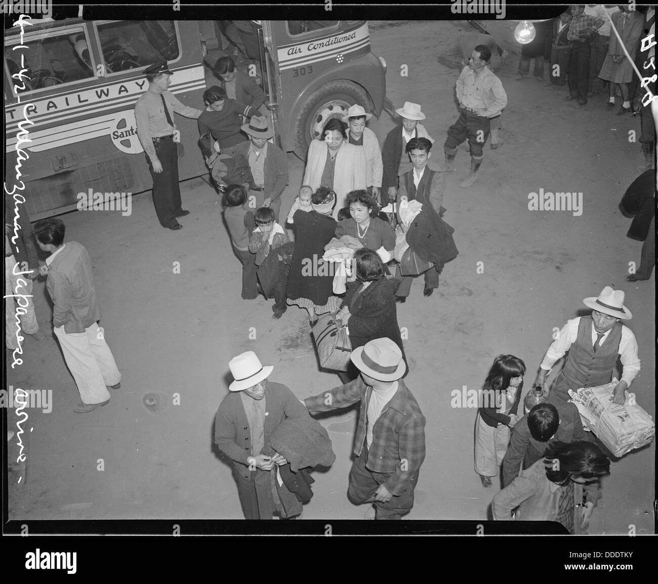Japanese American evacuees arrive by bus at the Manzanar War Relocation ...