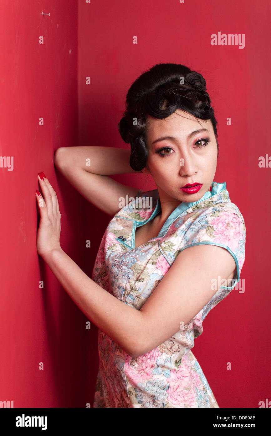chinese young woman with tradition clothing Stock Photo - Alamy
