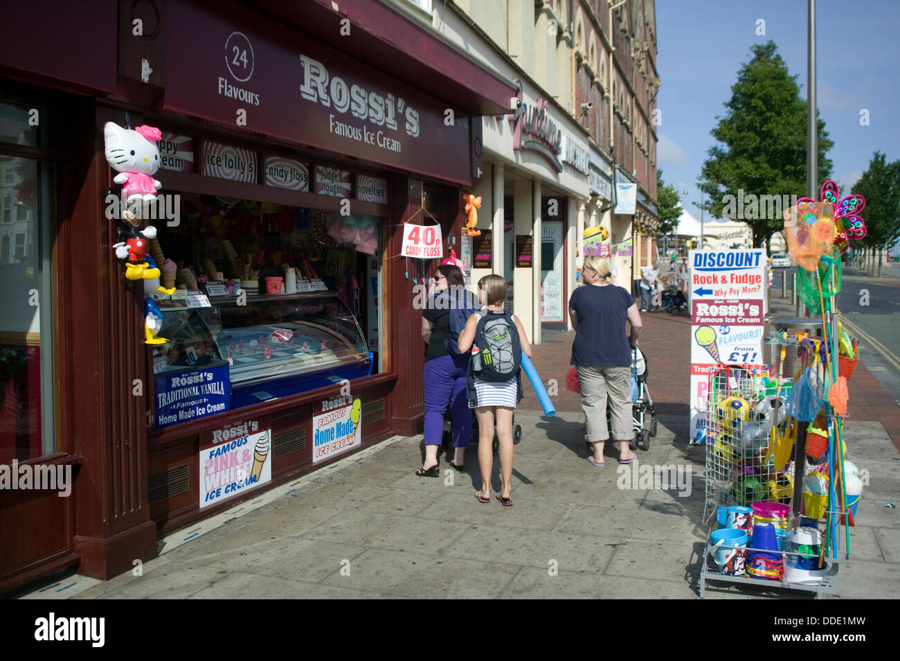 Southport seaside shopping area Stock Photo - Alamy