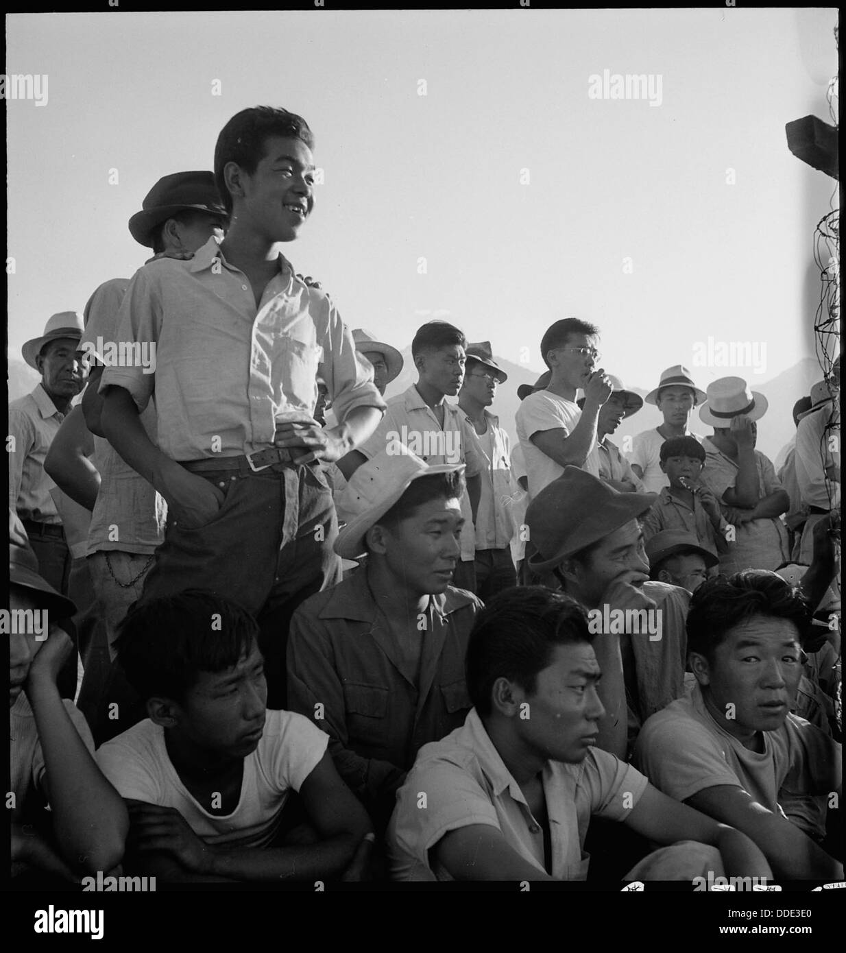 Evacuees of Japanese ancestry at the Manzanar Relocation Center in ...