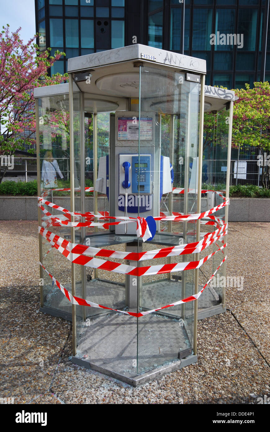 Phone booth france hi-res stock photography and images - Alamy