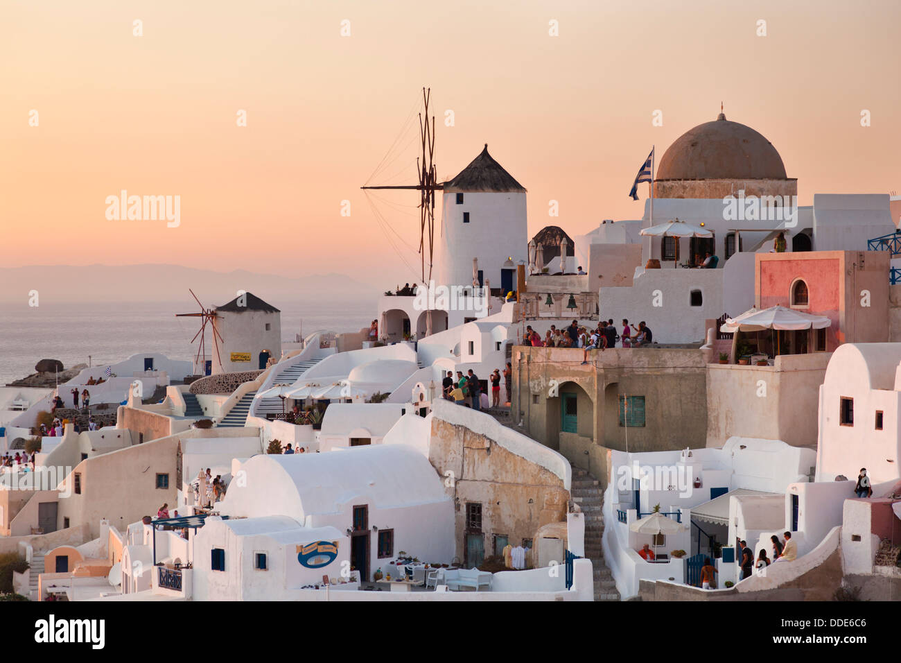 Oía sunset view with the famous windmills and lots of tourists Stock ...
