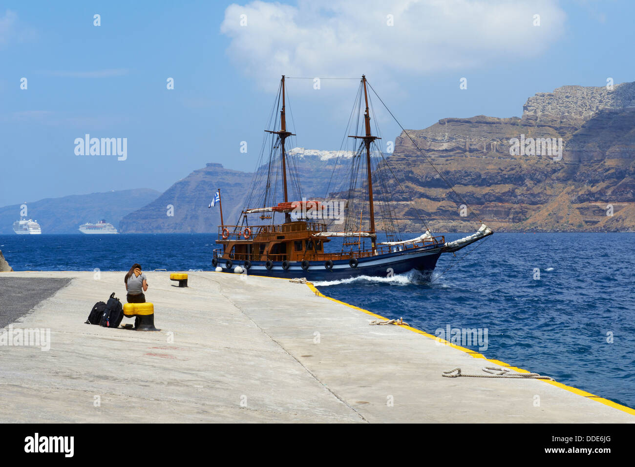 Greece, Cyclades, Santorini island, port for ferries at Athinios Stock ...