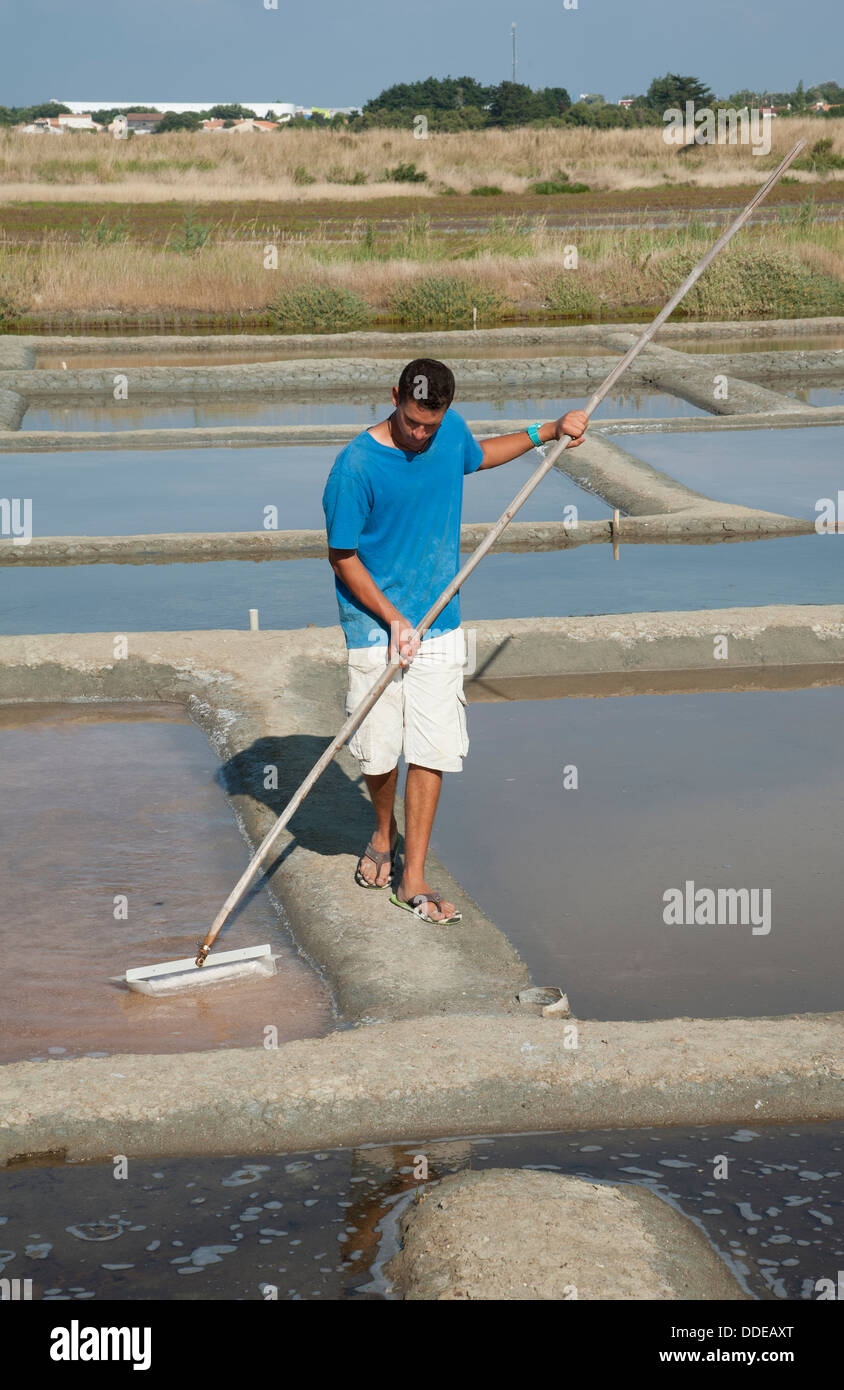 Salt pan worker hi-res stock photography and images - Alamy