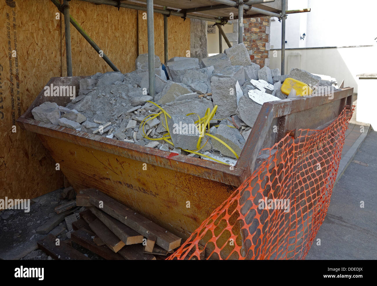 A builders skip full of debris Stock Photo - Alamy