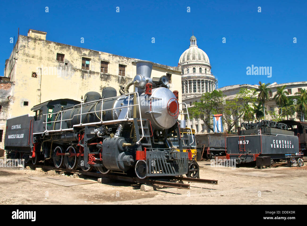 Havana old train yard Stock Photo - Alamy
