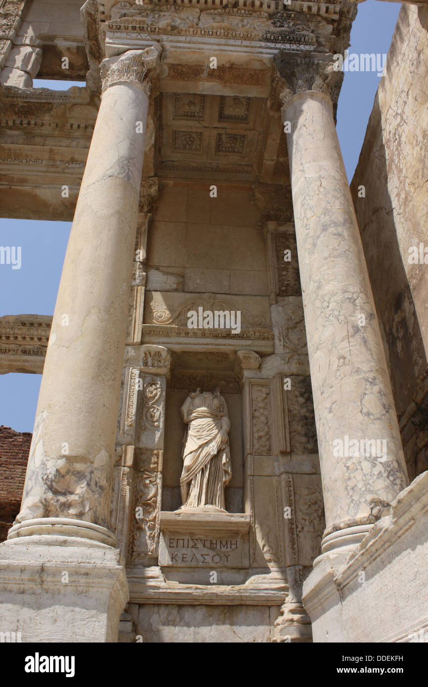 Statue and columns at the library at Ephesus, Turkey Stock Photo - Alamy