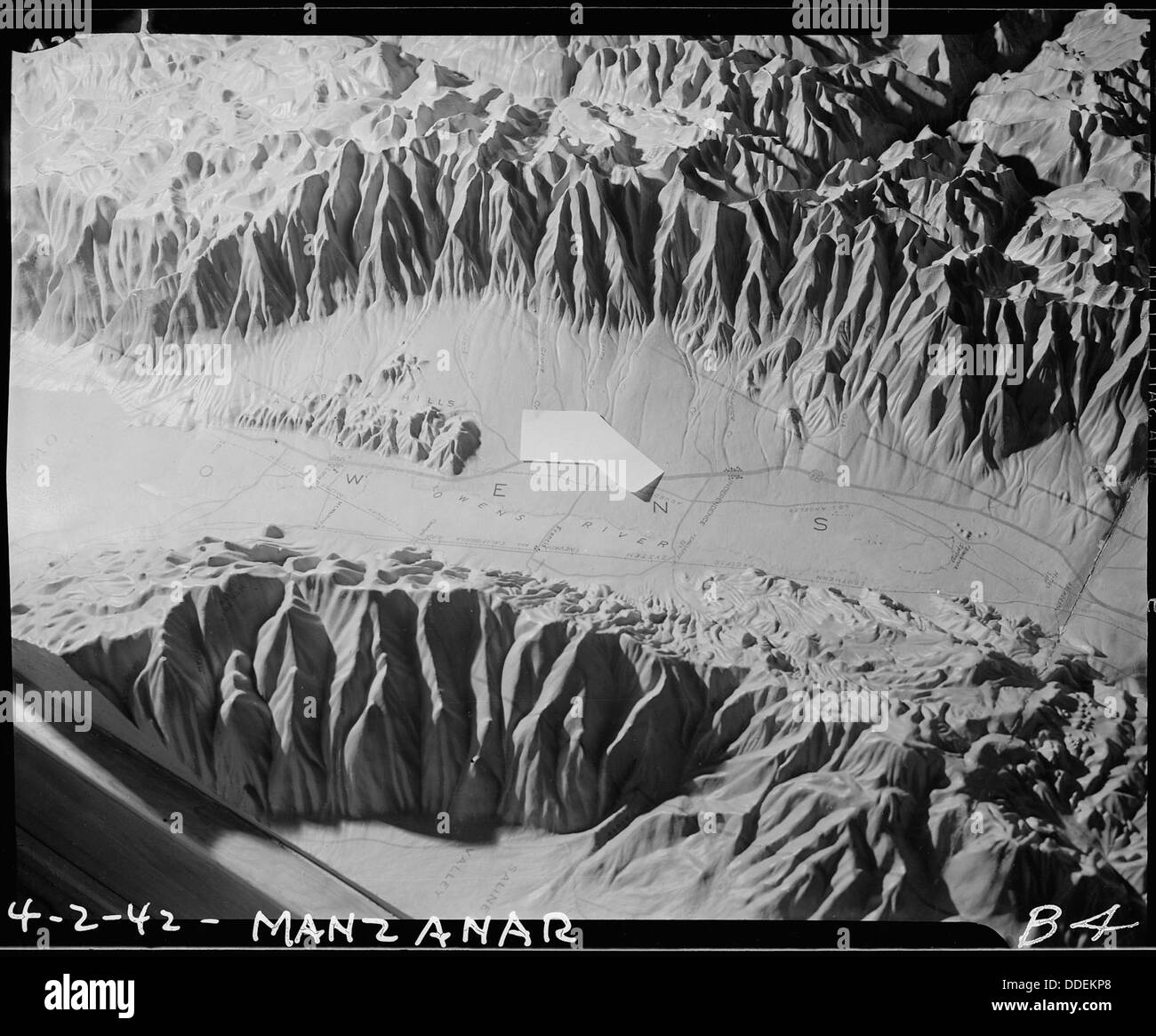 A relief map showing the location of the Manzanar Relocation Center in ...