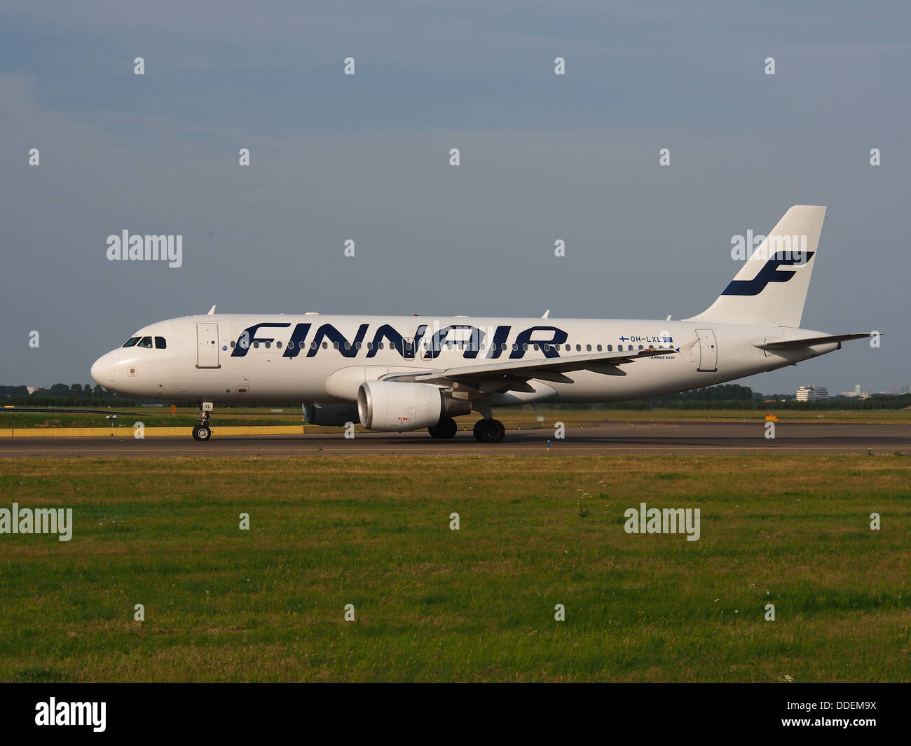 The OH-LXL is a Finnair Airbus A320-214 aircraft, registered with the ...