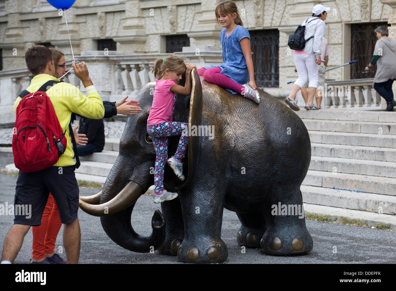 Children Public Statue High Resolution Stock Photography and Images - Alamy