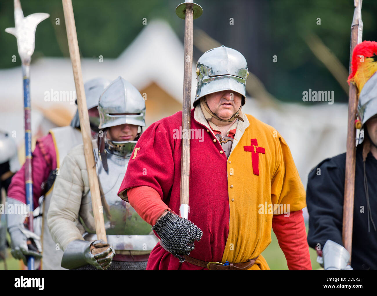 Medieval knights fighting infantry hi-res stock photography and images ...