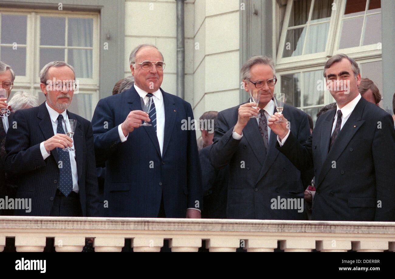 (l-r) Minister president of the GDR Lothar de Maiziere, German ...