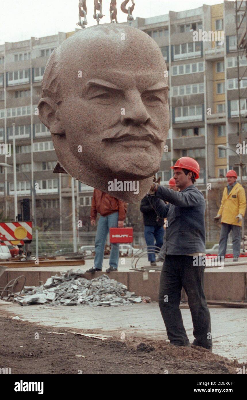 The monument of Soviet revolutionary and state founder Lenin is removed ...