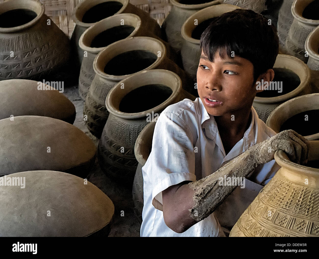 Myanmar pottery making hi-res stock photography and images - Alamy