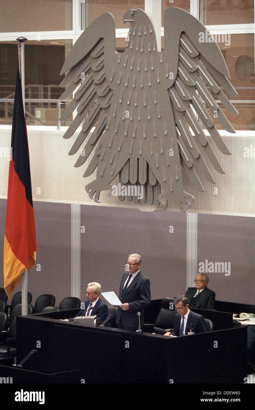 The picture shows the constitutive meeting of the German Bundestag at ...