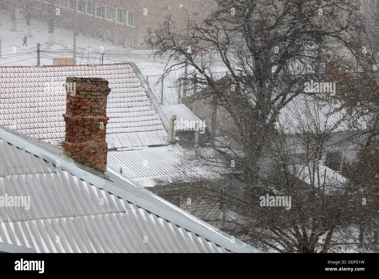 Snowfall buildings hi-res stock photography and images - Alamy