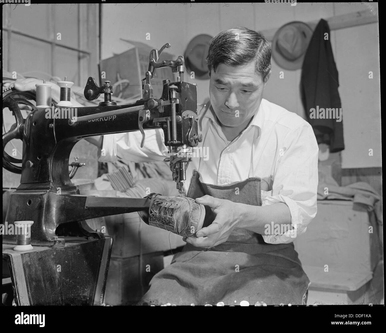 Old vintage shoe maker shop hi-res stock photography and images - Alamy