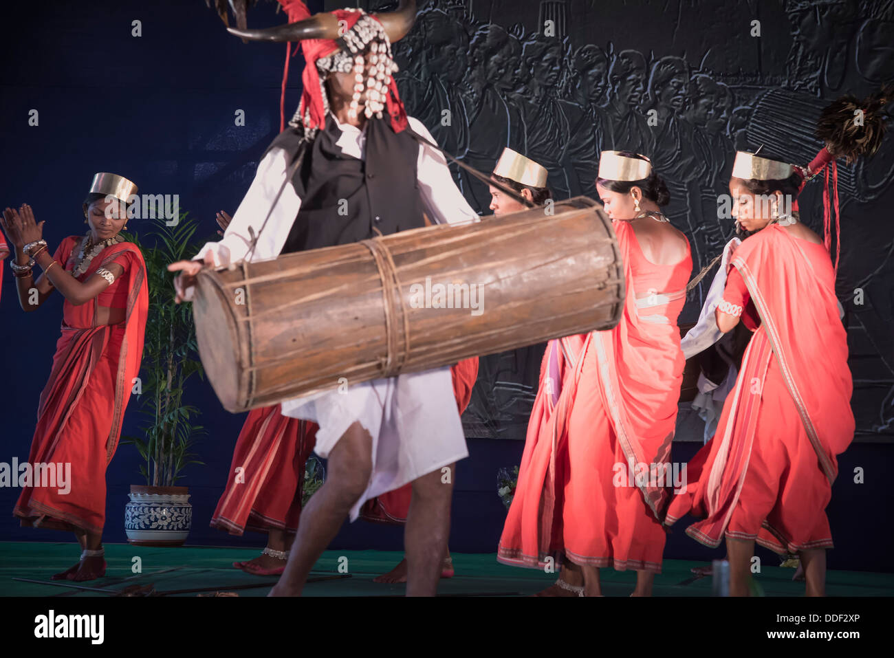 Santhal gaur maria dance hi-res stock photography and images - Alamy