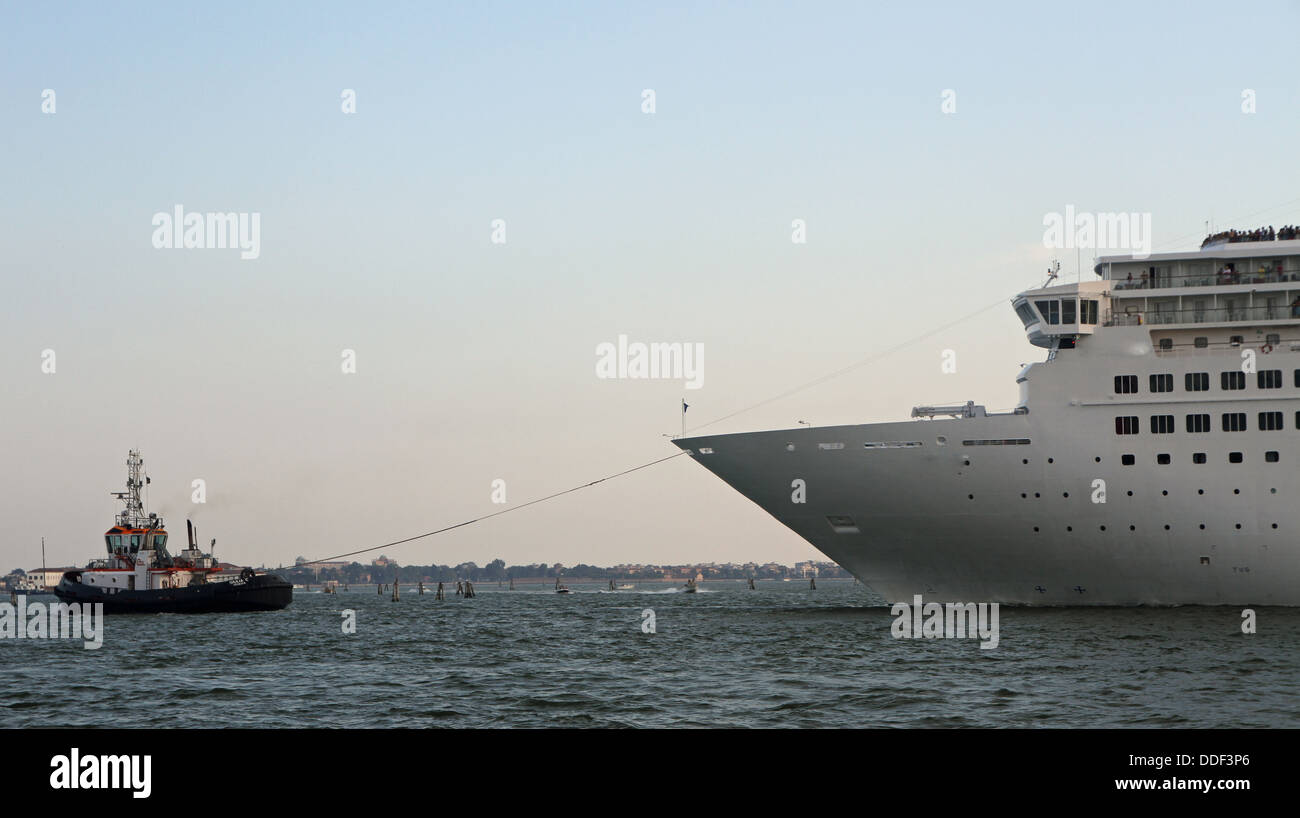 Powerful tugboat hi-res stock photography and images - Alamy