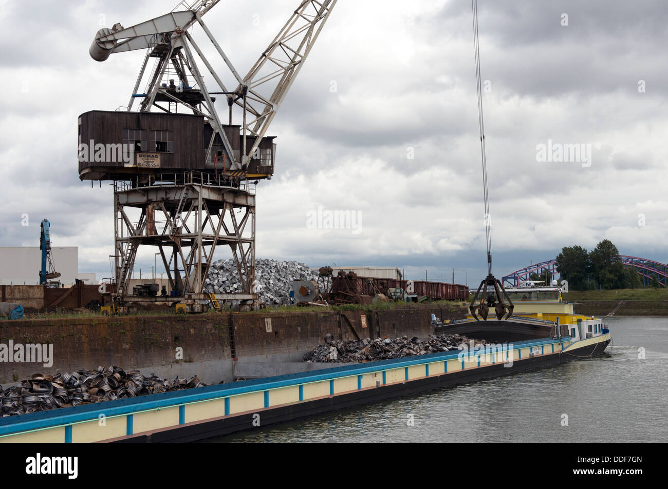 Barge with scrap metal being unloaded Stock Photo - Alamy