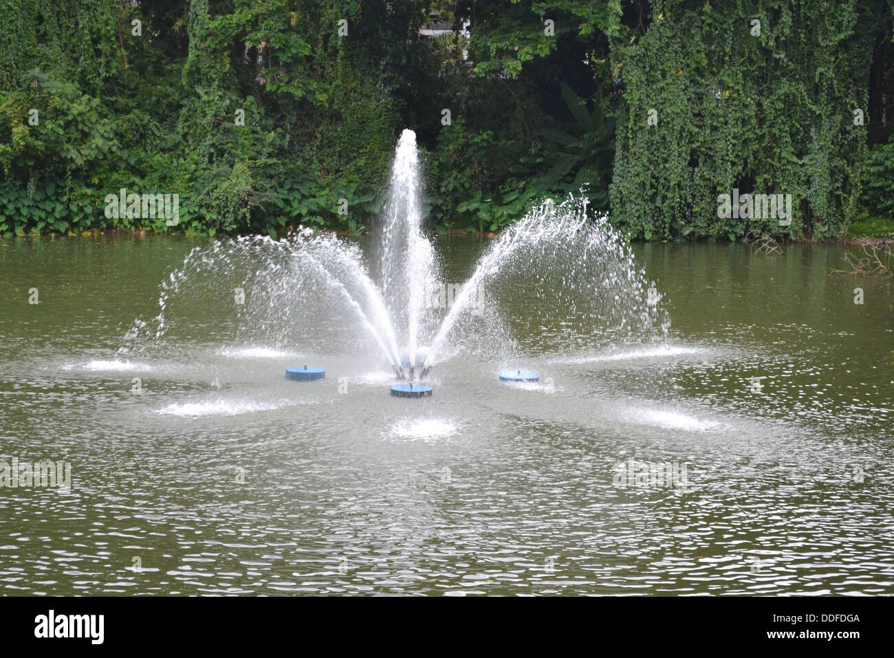 Fountain water splash hi-res stock photography and images - Alamy