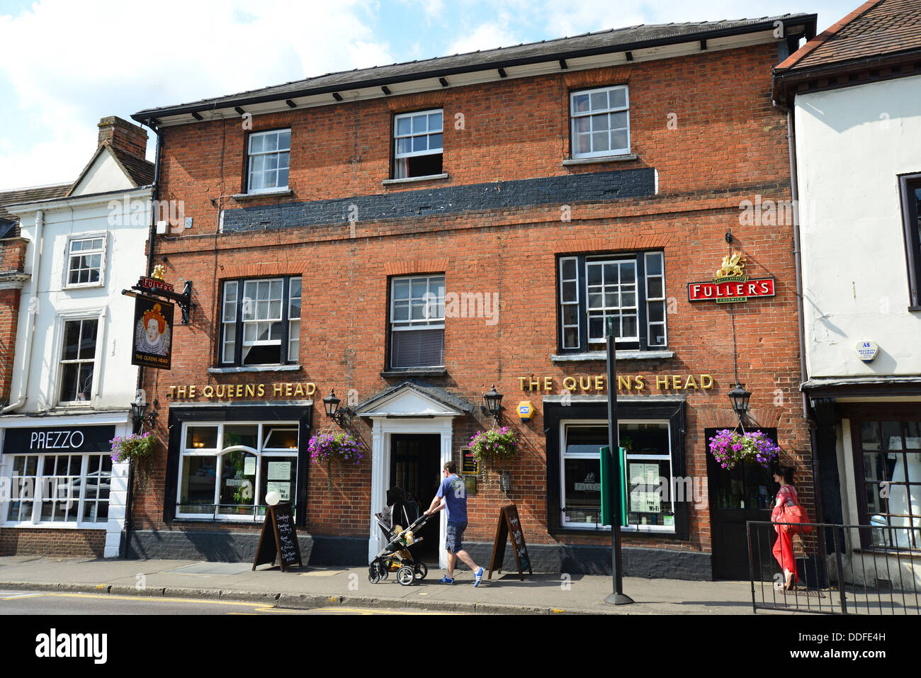 The queens head farnham hi-res stock photography and images - Alamy