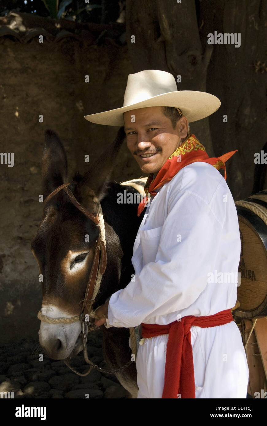 Traditional mexican clothing hi-res stock photography and images - Alamy