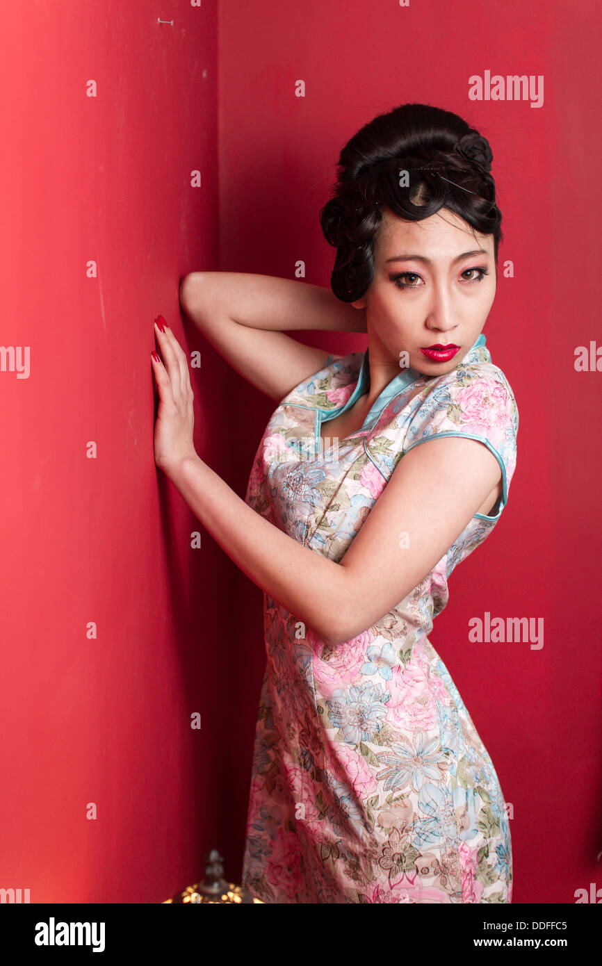 chinese young woman with tradition clothing Stock Photo - Alamy