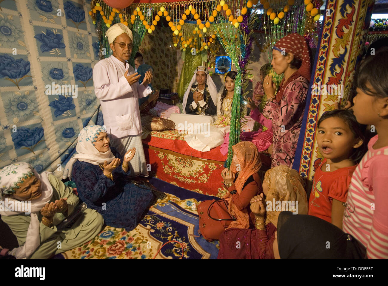 Muslim wedding traditional couple hi-res stock photography and images ...