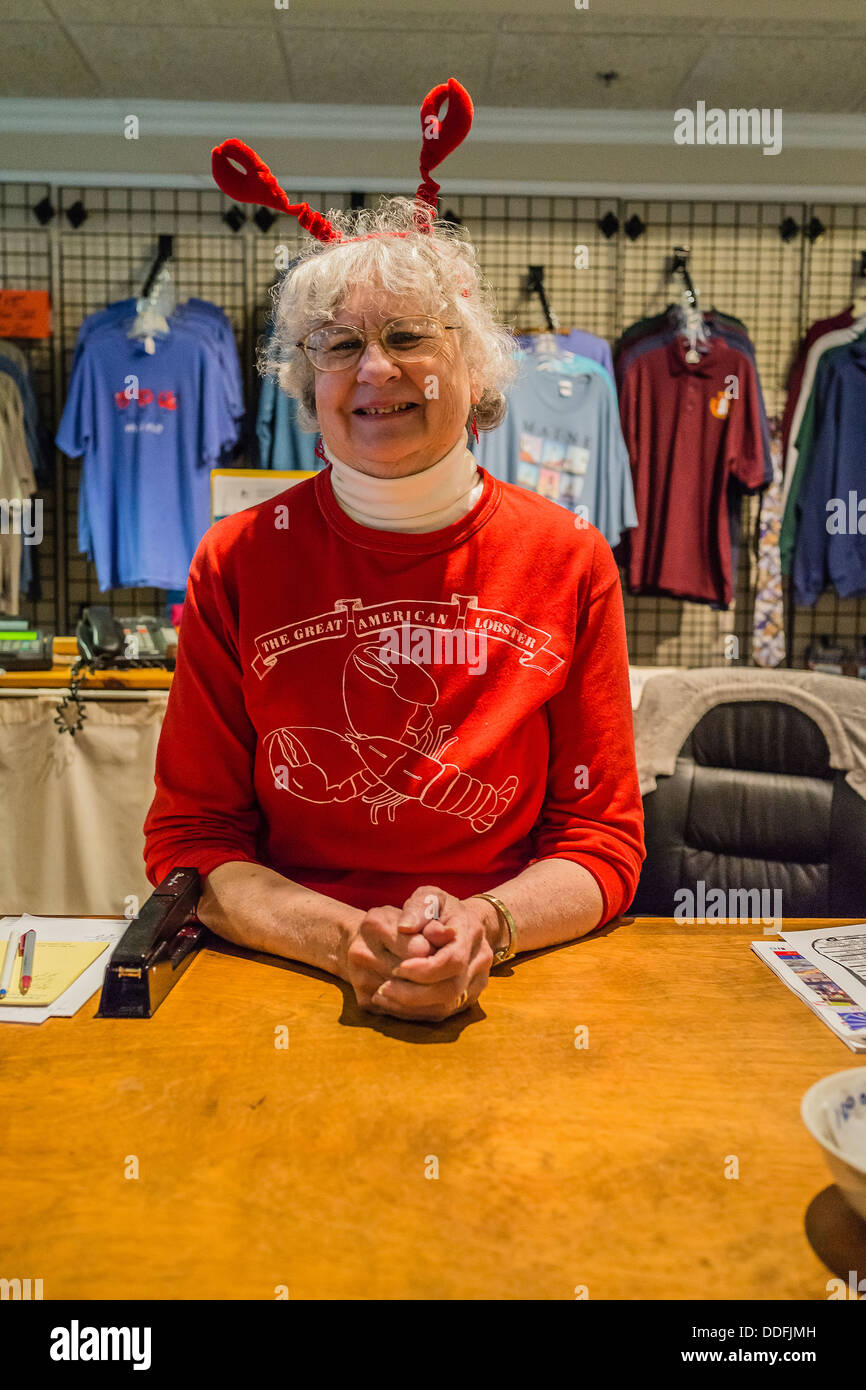 Female vendor behind counter hi-res stock photography and images - Alamy