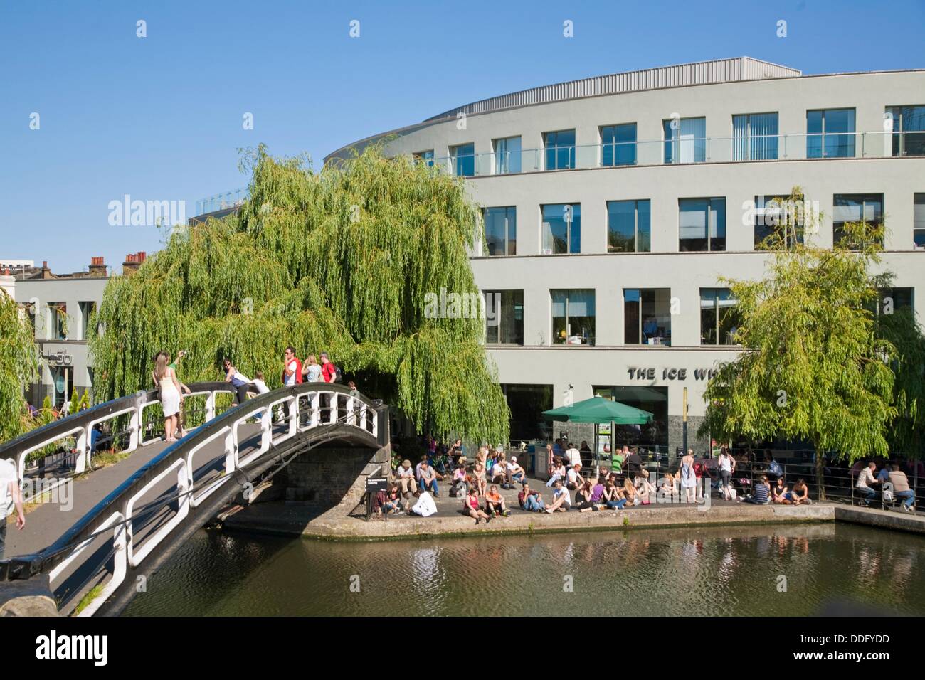Footbridge camden lock london hi-res stock photography and images - Alamy