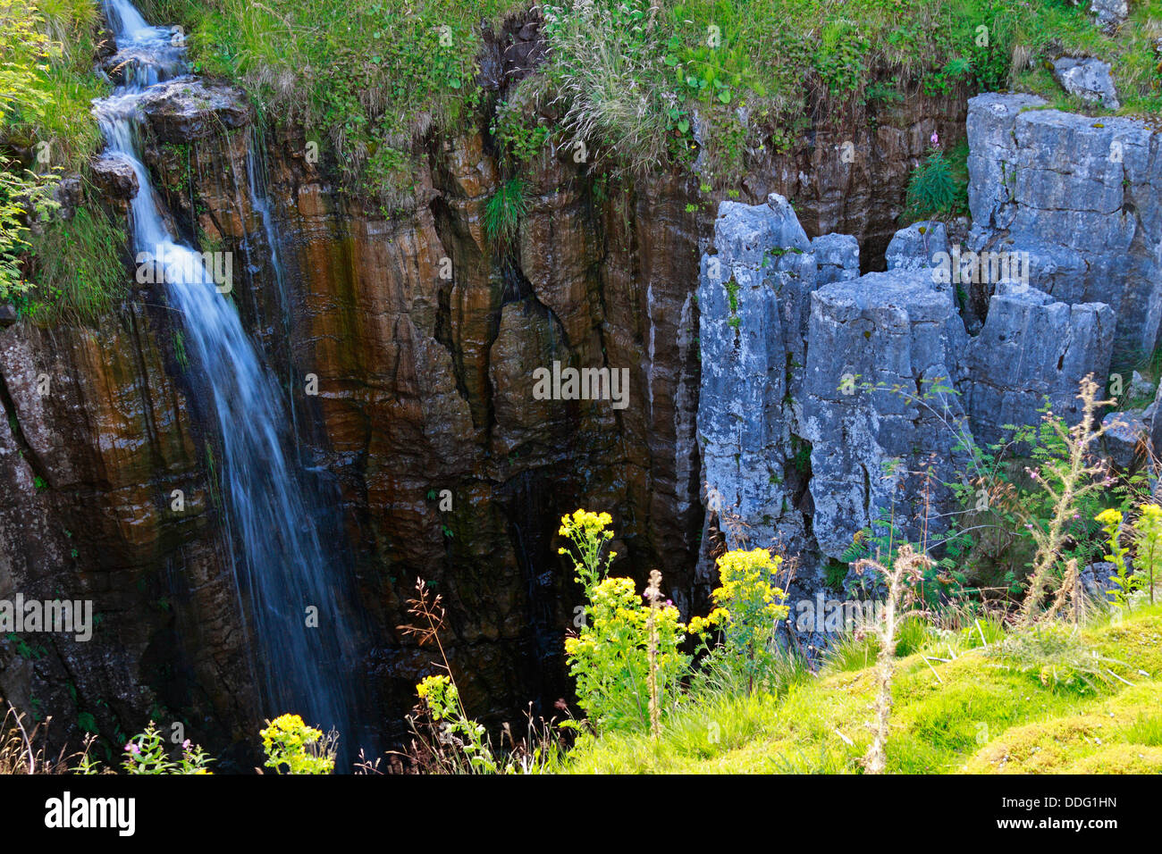 Buttertubs fluted limestone potholes, North Yorkshire, Yorkshire Dales ...