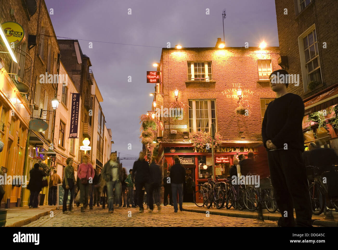 Bar dublin blurred hi-res stock photography and images - Alamy