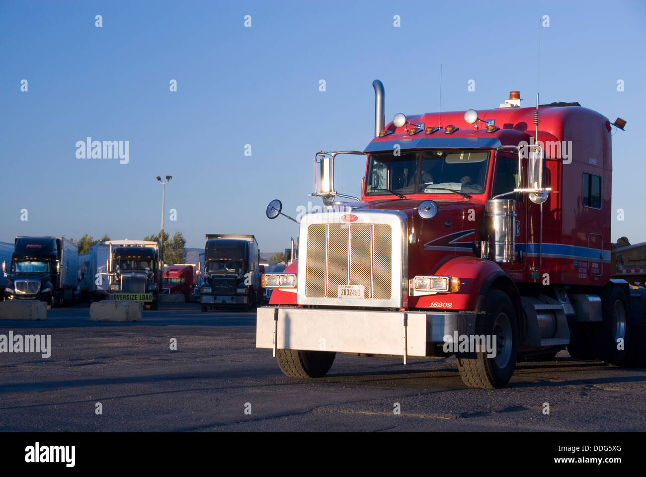 Oversize load semi truck hi-res stock photography and images - Alamy