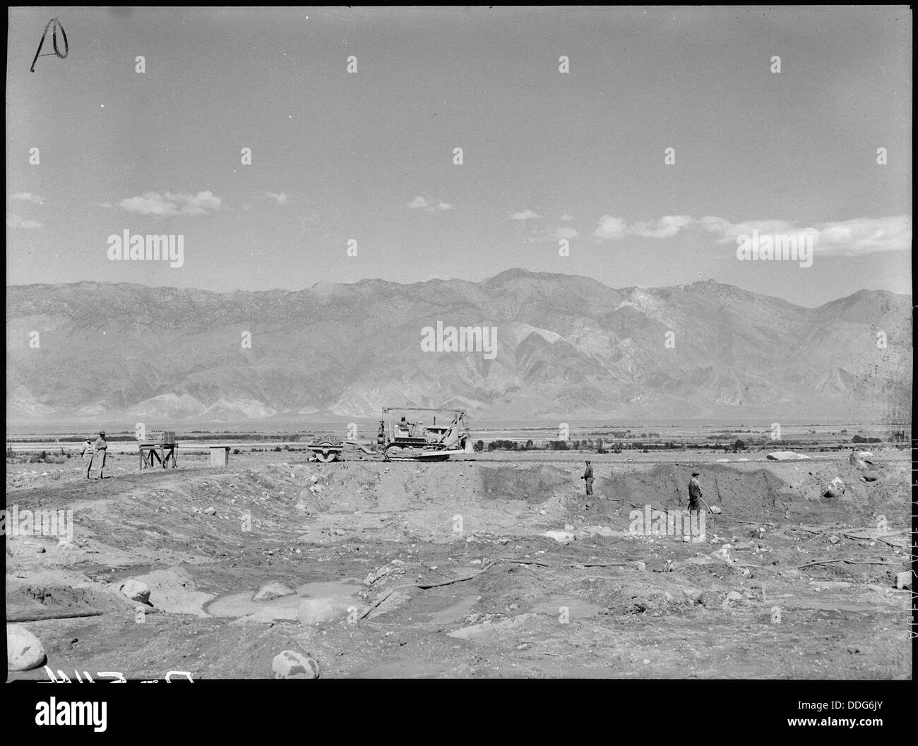 Construction of a water reservoir at the Manzanar Relocation Center in ...