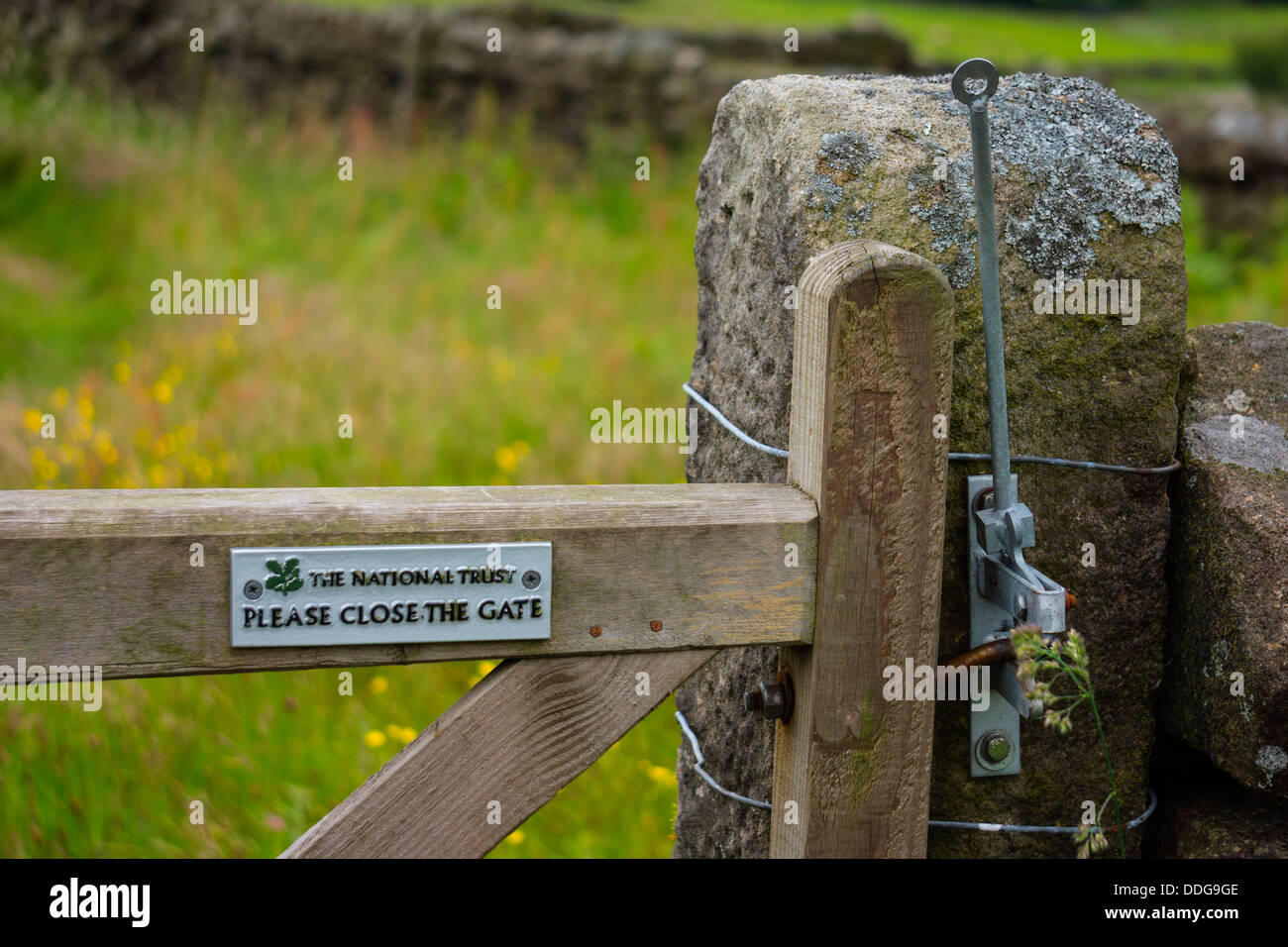 Sign on gate Please Close the Gate National Trust Peak District ...