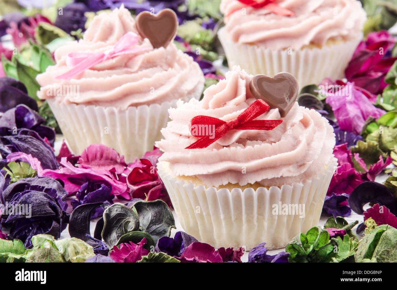valentine cupcake with heart and bow Stock Photo - Alamy
