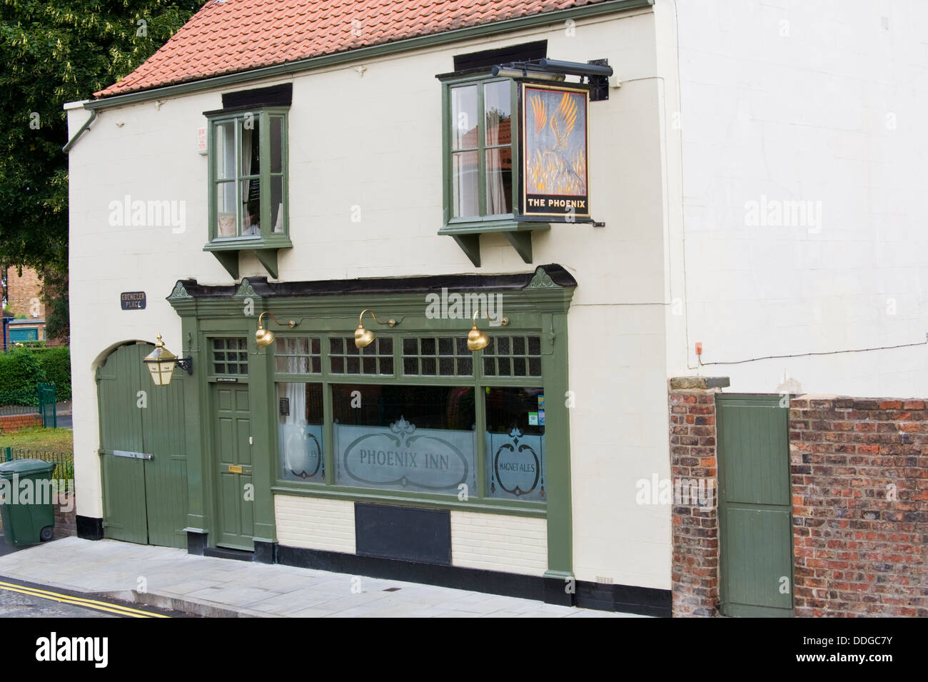 THE PHOENIX traditional local pub in the city of York North Yorkshire ...